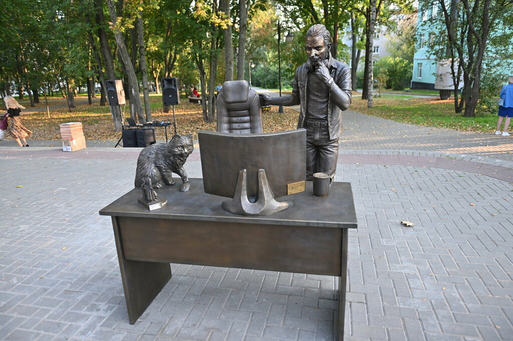 Park, sokak heykeli Программист и кот, Izhevsk, foto