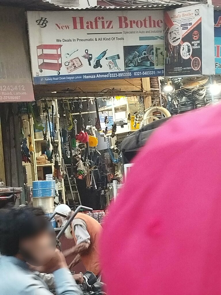 Elektrik ve benzinle çalışan aletler Hafiz Brothers Heard ware, Lahor, foto