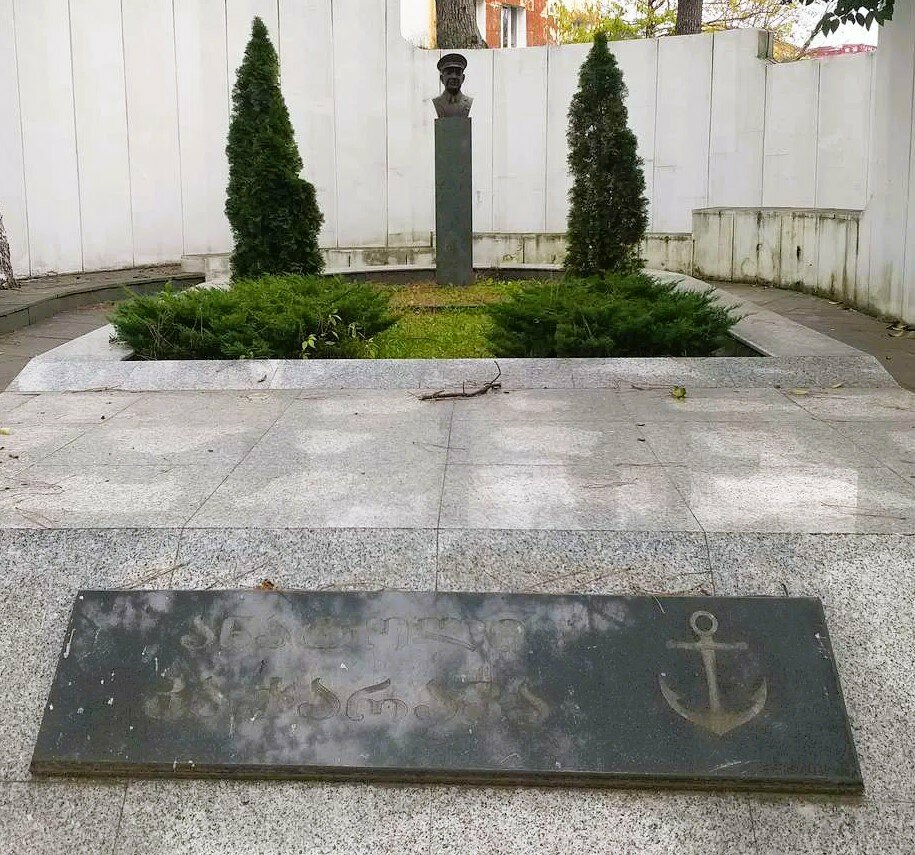 Anıt, heykel Могила капитана Анатолия Качарава, Batum, foto