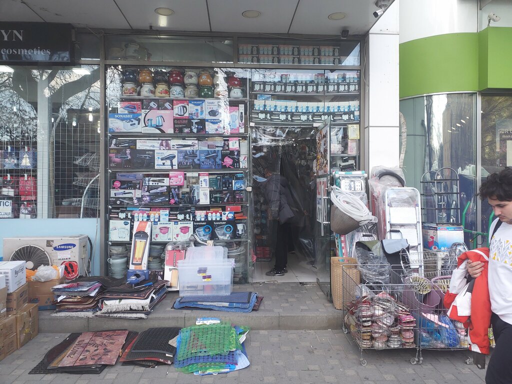 Mini-market Qarishiq mallar ve khirdavat, Bakü, foto