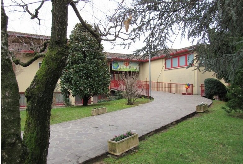 Ortaokul Scuola Materna Teresa Zanchi, Lombardiya, foto