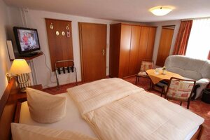 Hotel-Pension Haus Steinmeyer (Lower Saxony, Hameln-Pyrmont, Bad Pyrmont, Am alten Fritz), otel  Bad Pyrmont'tan