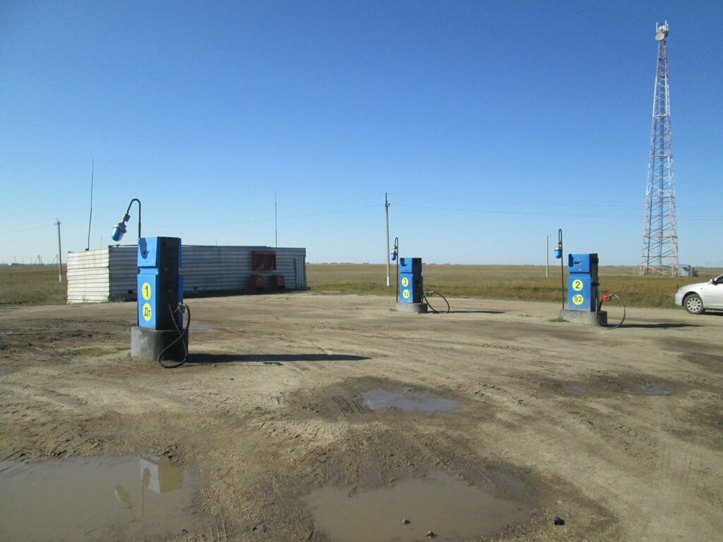 Benzin istasyonu Shelf, Kuzey Kazakistan eyaleti, foto