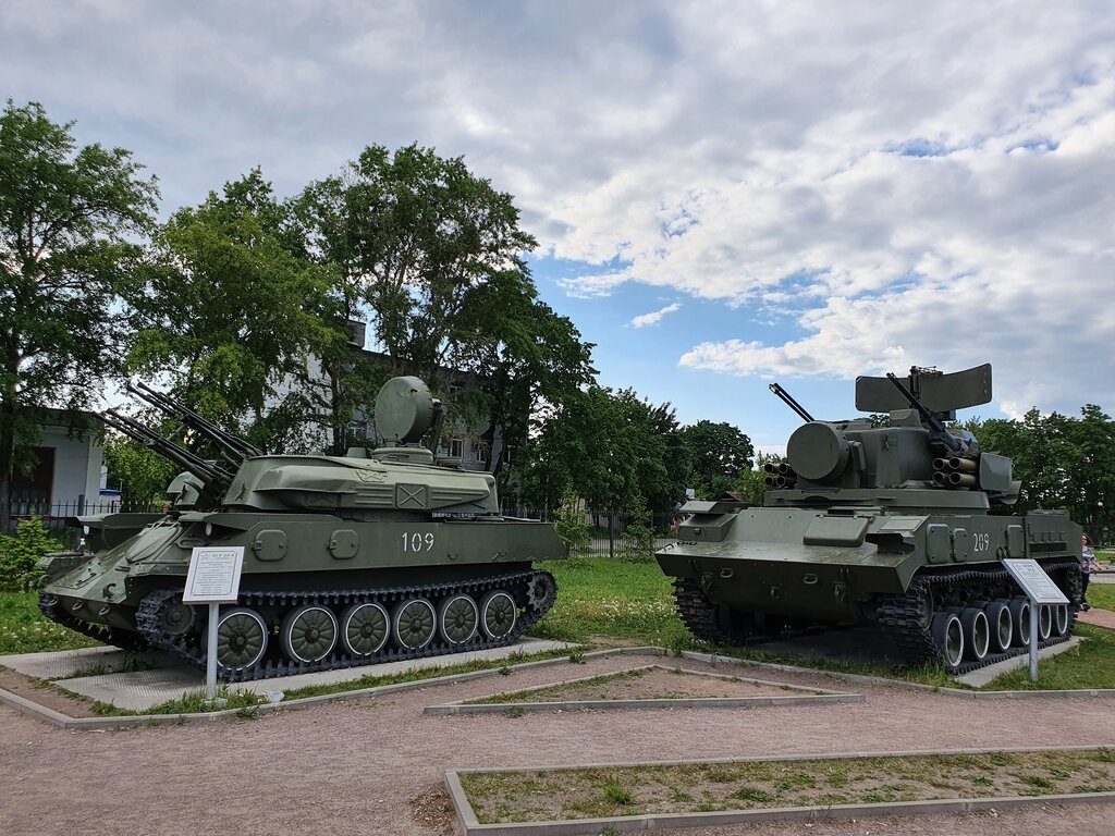 Teknoloji anıtı Зенитный ракетно-пушечный комплекс Тунгуска, Luga, foto