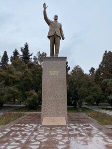 Heydər Əlirza oğlu Əliyev (Respublika tabeliyində olan şəhəri Naftalan), anıt, heykel  Naftalan'dan