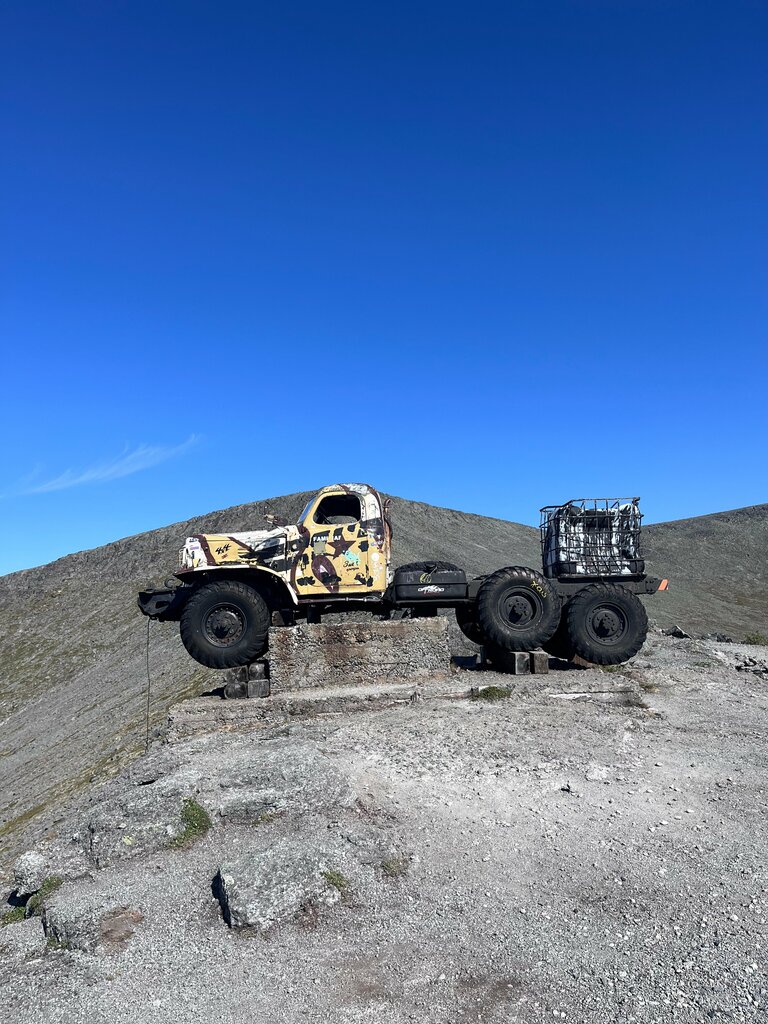 Dekorasyon ve süsleme, onur panosu Арт-объект ЗИЛ-157, Murmanskaya oblastı, foto