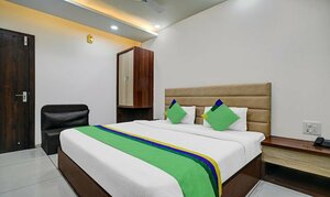 Itsy by Treebo - The Midway Sky (State of Andhra Pradesh, Krishna District, Kruthivennu mandal, Village of Endapalle, Hamlet of Gandhinagar), otel  Gandhinagar'dan