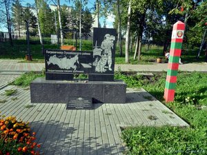 Пограничникам Лукояновского района (Nizhniy Novgorod Region, Lukoyanov, park na ploshchadi Mira), anıt levhası, anıt taş  Lukoyanov'dan
