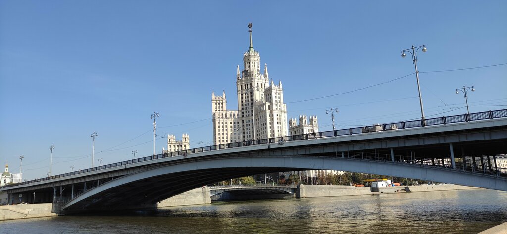 Toplu taşıma durağı Bolshoy Ustyinskiy Bridge, Moskova, foto