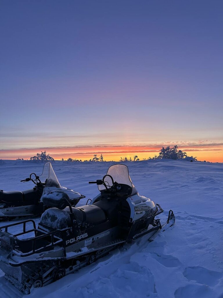 Kiralama noktası Polar snowmobiles, Murmansk, foto
