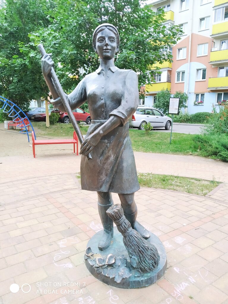 Park, sokak heykeli Работница коммунального хозяйства, Minsk, foto