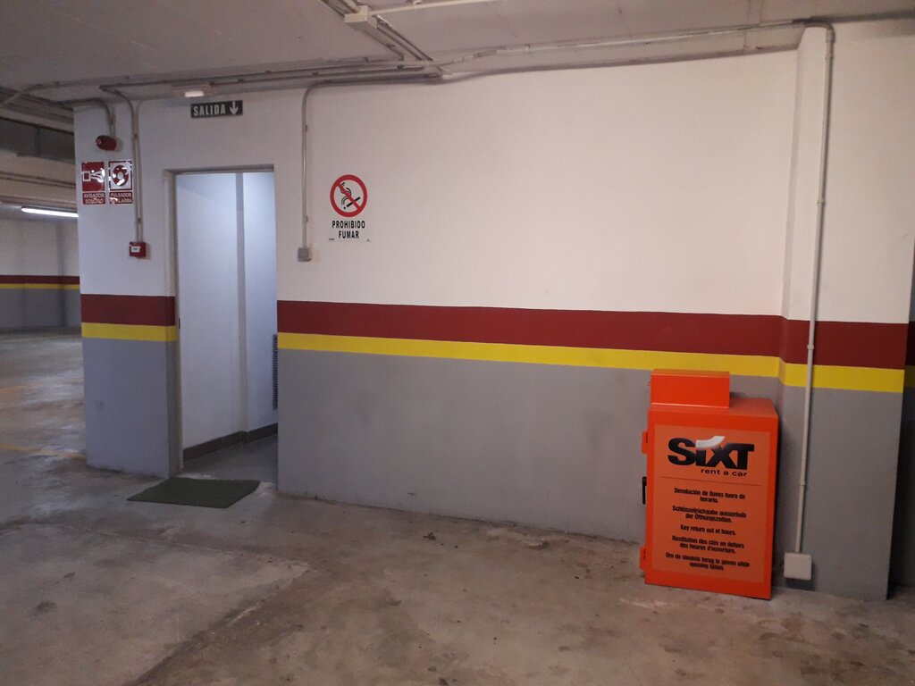 Kamyon ve ağır vasıta satış ve servis firmaları Sixt Alquiler De Coches y Furgonetas Málaga Renfe, Malaga, foto