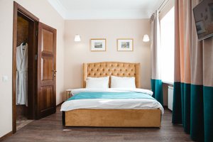 Live. Here. Hotel (Михайловский переулок No:4), otel  Kiev'den