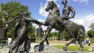 Аксинья и Григорий (Rostov Region, Belaya Kalitva, Tsentralny park kultury i otdykha imeni Mayakovskogo V. V.), park, sokak heykeli  Belaya Kalitva'dan