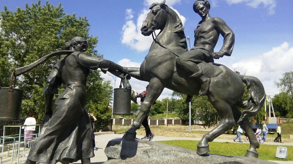 Park, sokak heykeli Аксинья и Григорий, Belaya Kalitva, foto