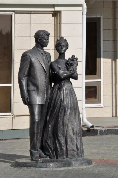 Park, sokak heykeli Молодожены, Hantı‑Mansi, foto