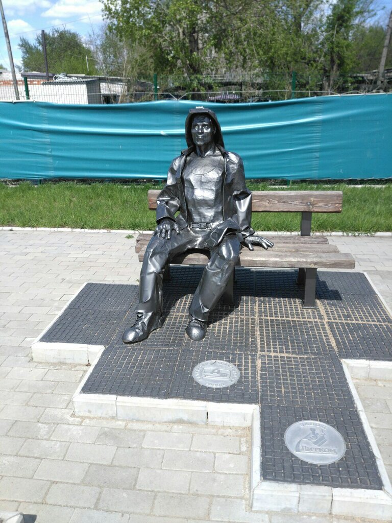 Park, sokak heykeli Сталевар, Rubtsovsk, foto