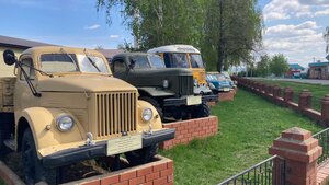 Советские автомобили (Republic of Tatarstan, Menzelinsk, Zapadnaya ulitsa), teknoloji anıtı  Menzelinsk'ten (Minzele'den)
