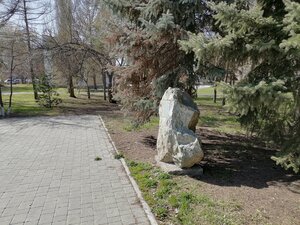 Мемориальный камень Аллея связистов (Omsk, alleya Svyazistov), turistik yerler  Omsk'tan