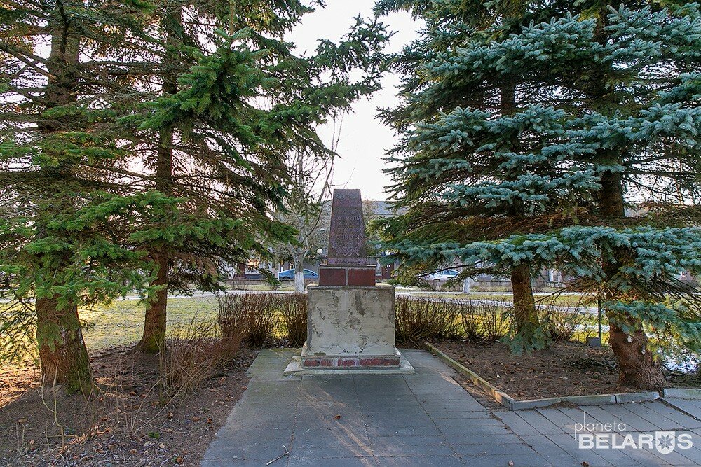 Park, sokak heykeli Обелиск, Verkhnedvinsk, foto