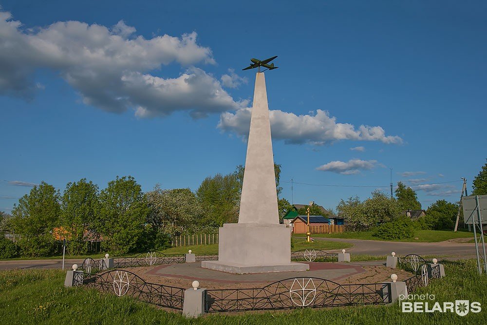 Park, sokak heykeli Самолет-памятник партизанскому аэродрому, Vitebskaya oblastı, foto