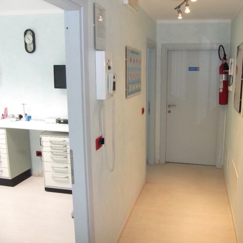 Özel ağız ve diş sağlığı klinikleri ve muayenehaneleri Studio Medico Dentistico Dental Bac, Lombardiya, foto