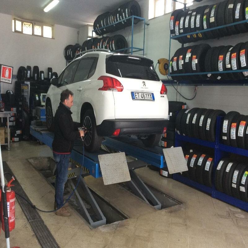 Jant ve lastikçiler Agm - Gommista, Campania, foto