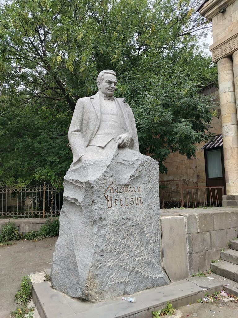 Anıt, heykel Hovhannes Abelyan statue, Vanadzor, foto