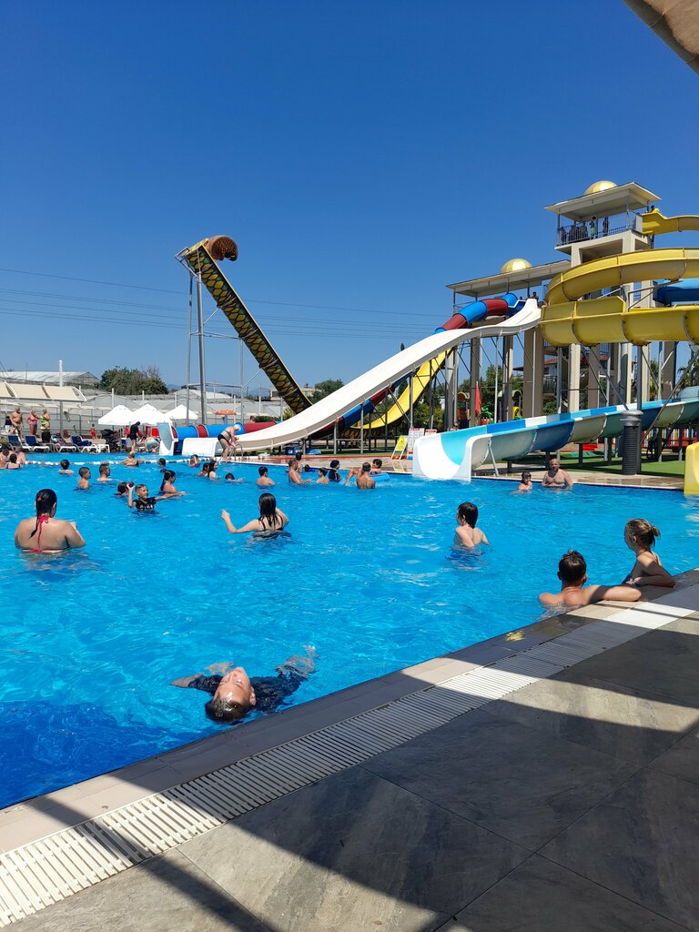 Yüzme havuzları Türkler Belediyesi Halk Plajı, Alanya, foto