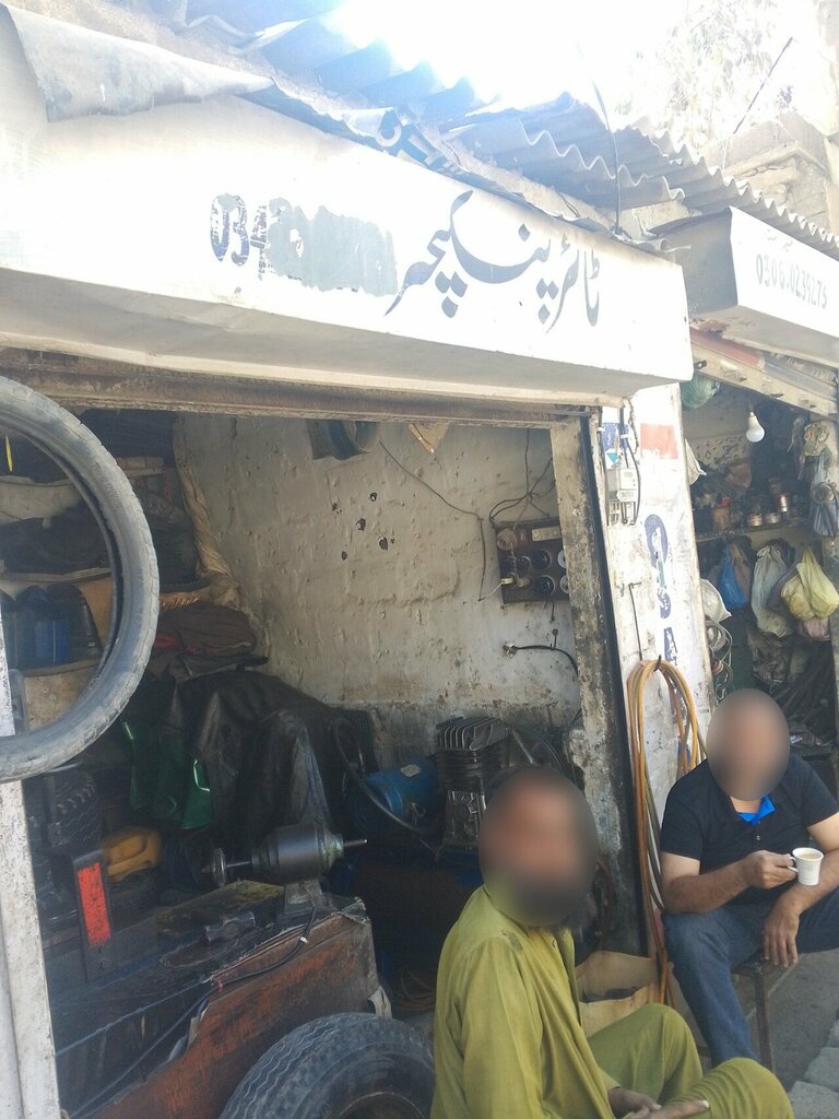 Oto lastik tamiri Tyre puncher, Karaçi, foto