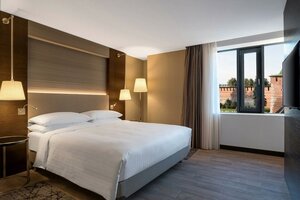 Sheraton Nizhny Novgorod Kremlin (gorodskoy okrug Nizhniy Novgorod, Nizhegorodskiy City District, Teatralnaya Square, 1), otel  Nijni Novgorod'dan