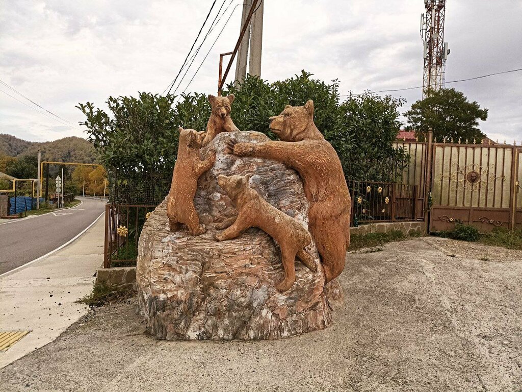 Park, sokak heykeli Медведица и три медвежонка, Soçi, foto