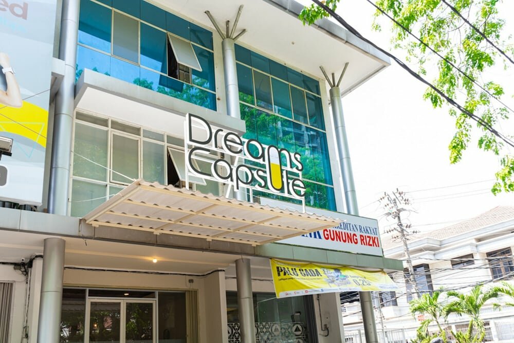 Otel RedDoorz Hostel @ Di Panjaitan Simpang Lima, Semarang, foto