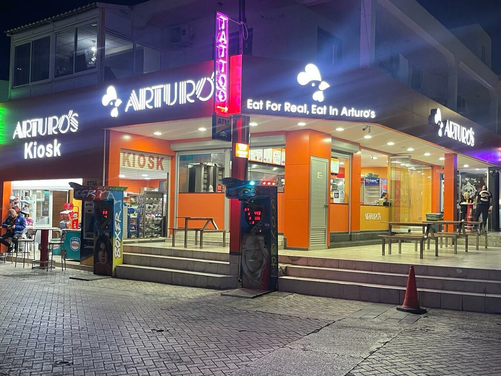 Fast food Arturo's Fried Chicken, Aya Napa, foto