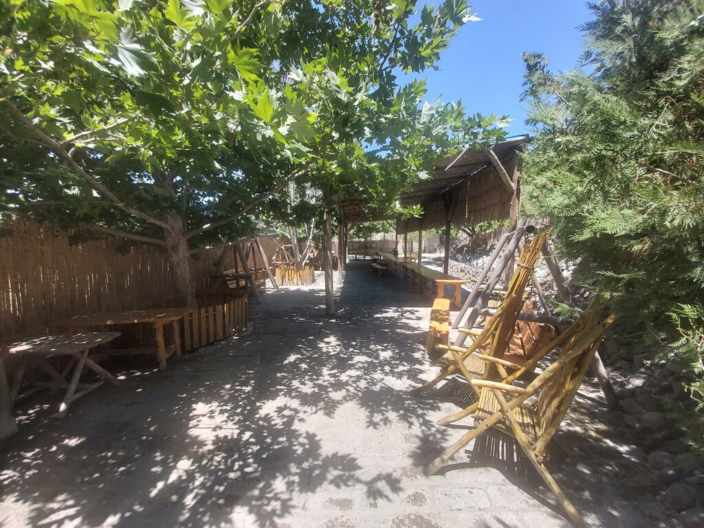 Yol kenarı dinlenme alanı Bardineri purak, Ararat, foto