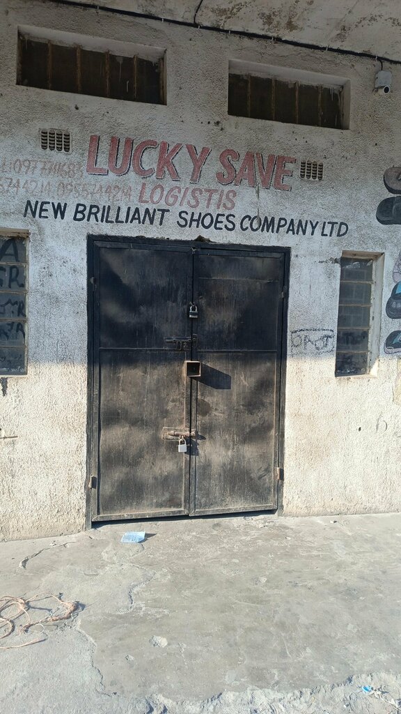 Ayakkabı mağazaları Lucky save, Lusaka, foto