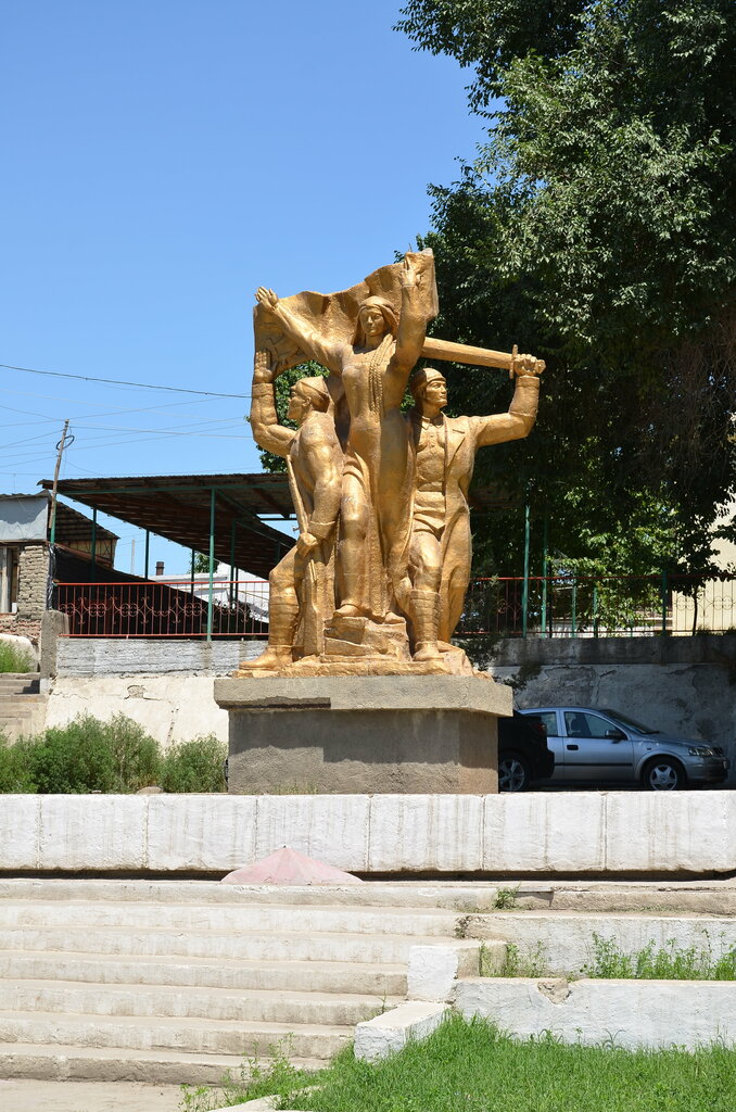 Anıt, heykel Sovyet Gücünün Kurulması, İsfere, foto
