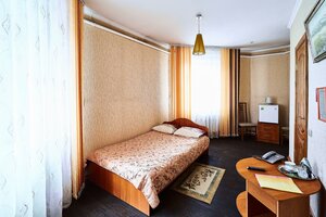 Gostiny dvor (Krasnoyarskaya ulitsa No:25), otel  Achinsk'ten