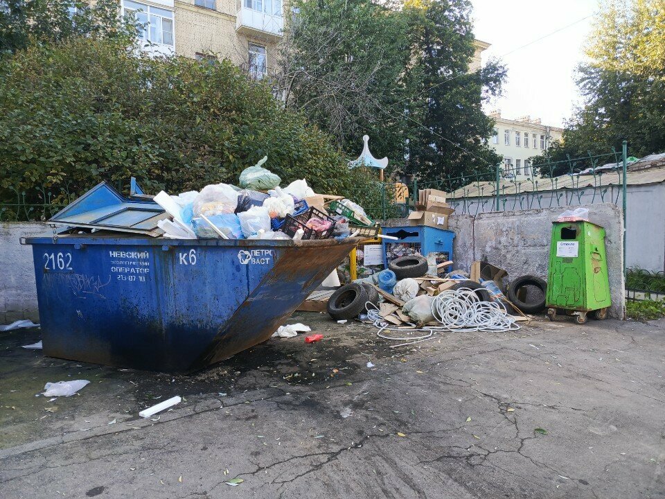 Ayrı çöp toplama noktası Петро-васт, Saint‑Petersburg, foto
