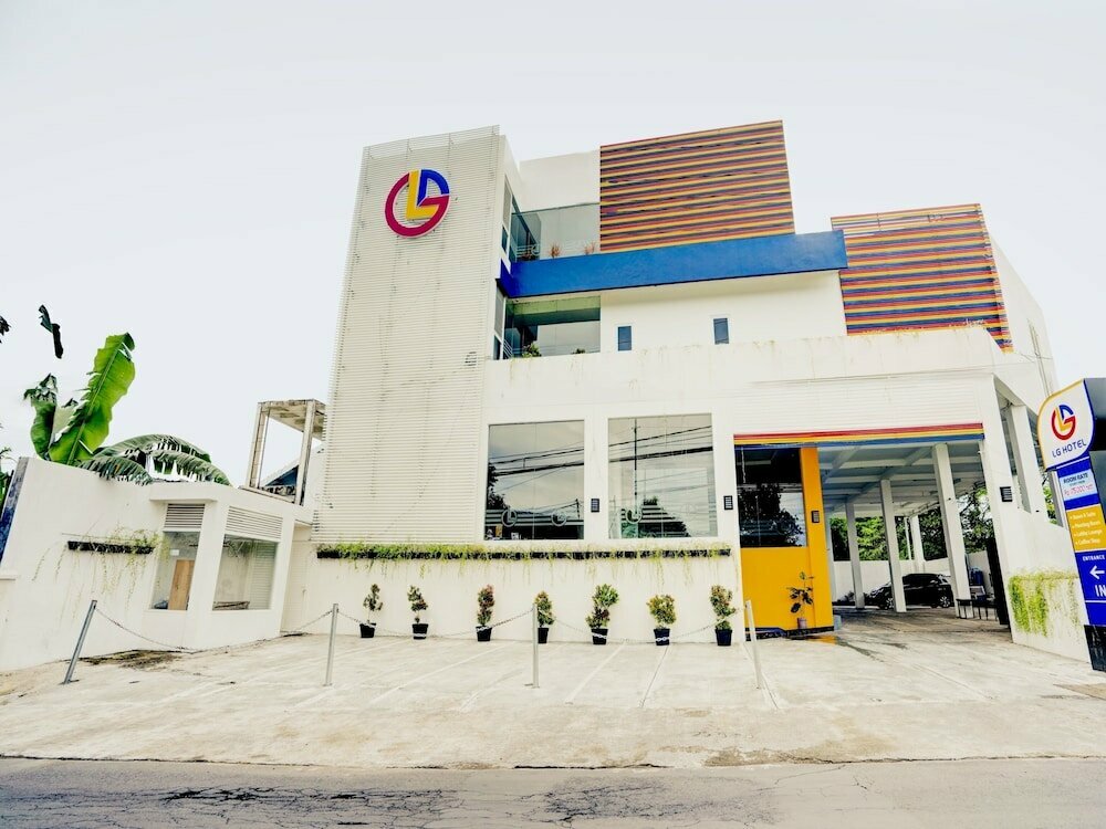 Otel Oyo Capital O 90176 LG Hotel Jember, Jember, foto