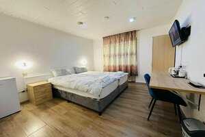 Hotel Destille (Weilerstraße No:12, Dormagen), otel  Dormagen'den