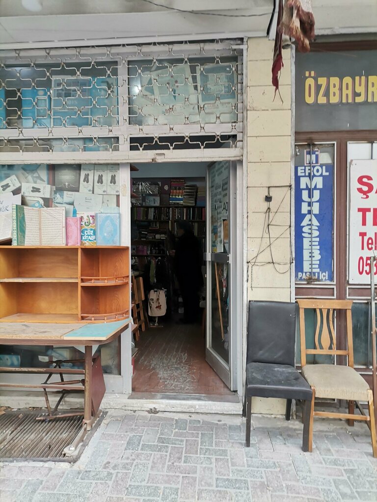 Kitap mağazaları Alem Kitap Ve Hac Malzemeleri, İstanbul, foto
