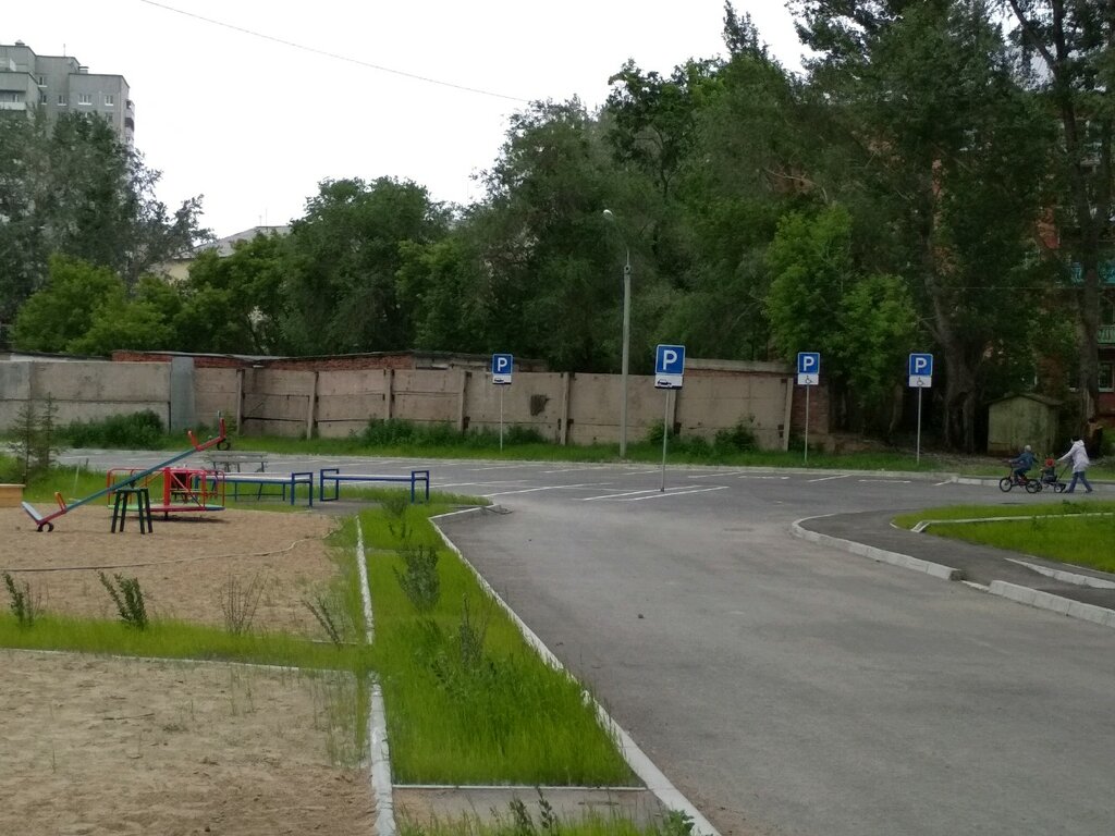 Otoparklar Parking lot, Omsk, foto