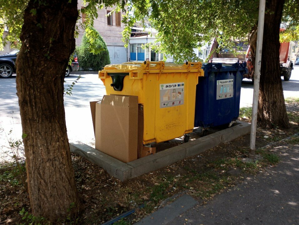 Ayrı çöp toplama noktası Waste sorting point, Erivan, foto