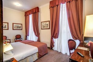 Colonna Palace  (Piazza di Montecitorio No:12), otel  Roma'dan