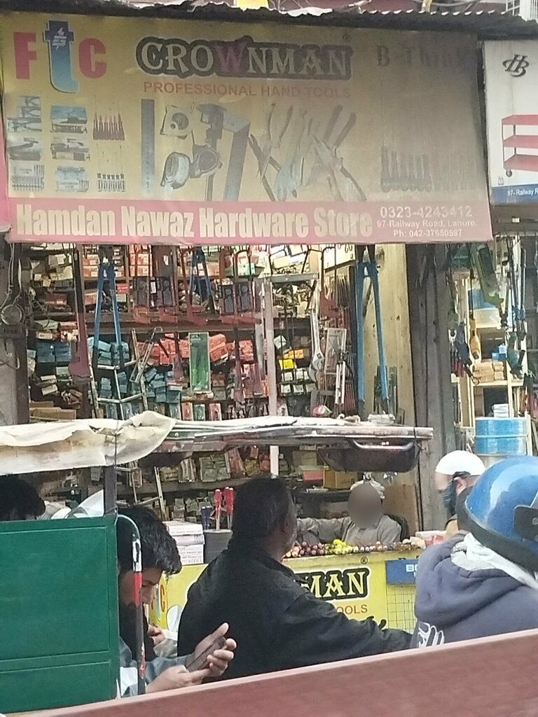 Ev temizlik ürünleri Crowwnman Heard ware shope, Lahor, foto