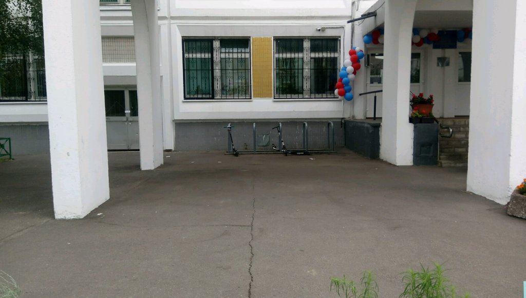 Bisiklet park yerleri Velosipednaya parkovka № 35020 Tsentr obrazovaniya № 1457, Moskova, foto