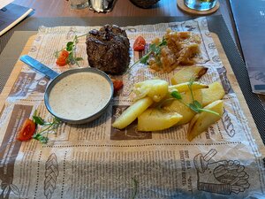 Gustav (Lunacharskogo Street No:2), restoran  Sovetsk'ten