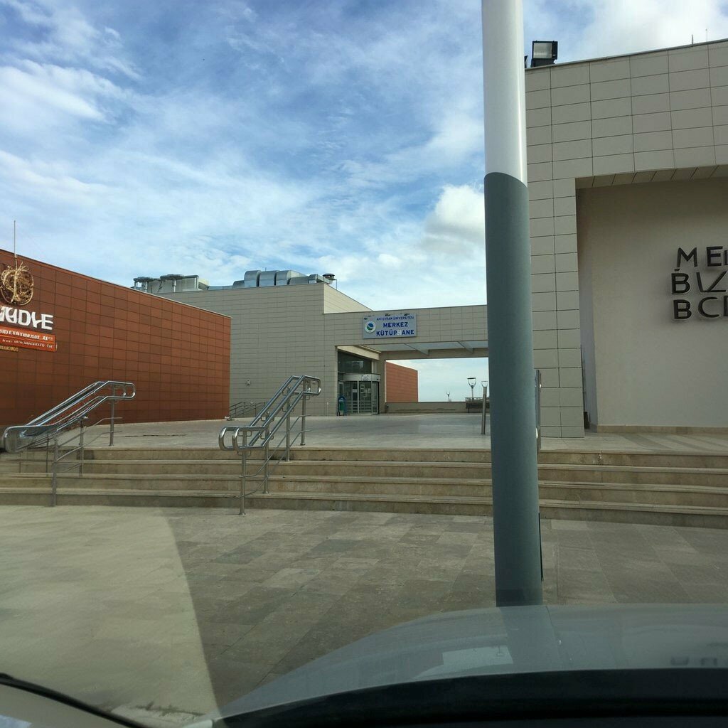 Kütüphaneler Ahi Evran Üniversitesi Merkez Kütüphane, Kırşehir, foto