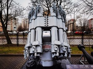Реактивная бомбомётная установка РБУ-6000 (Petra Velikogo Embankment No:9), teknoloji anıtı  Kaliningrad'dan